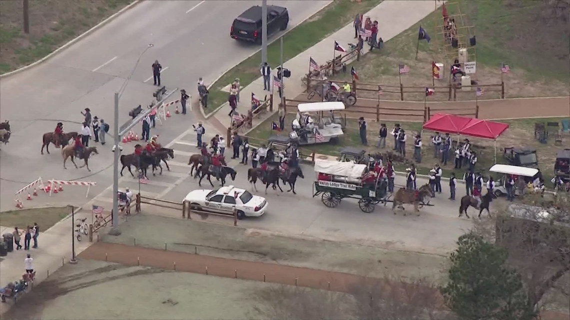 Trail riders hit the road on the way to the Houston Livestock Show and ...