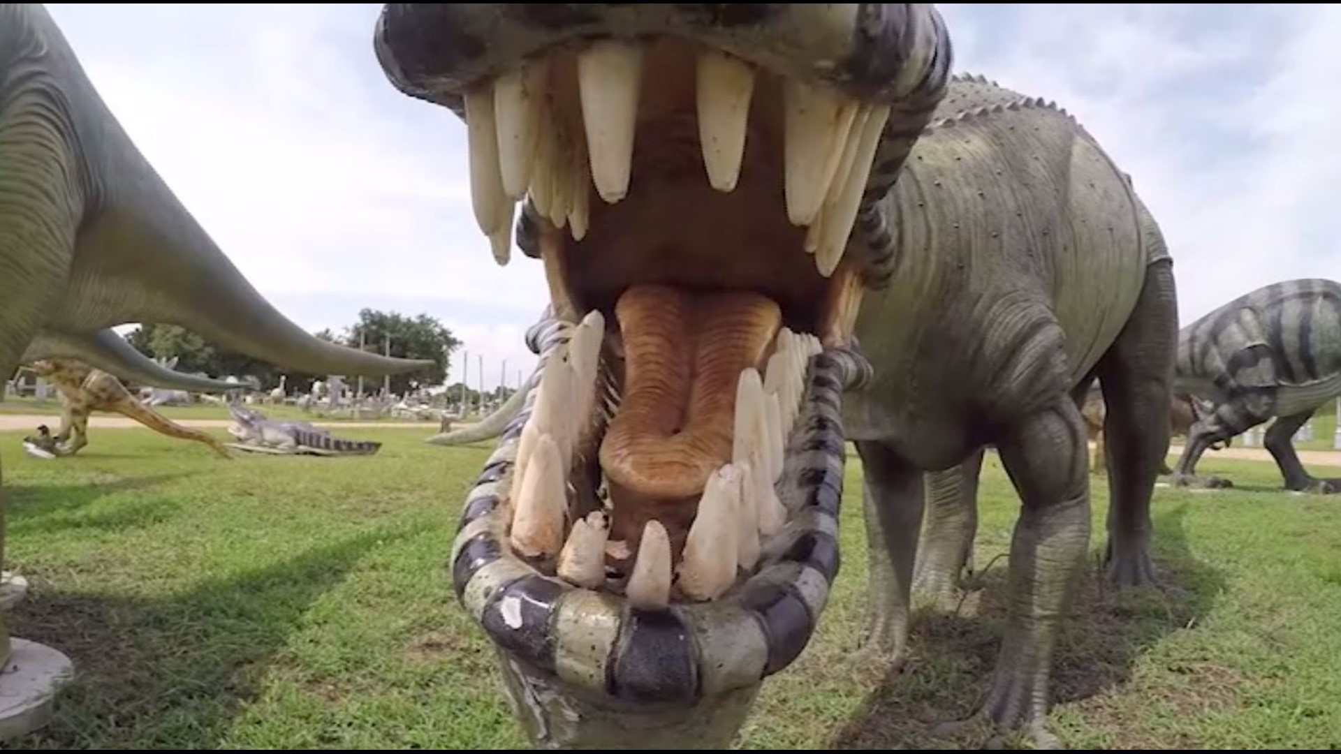Giant concrete dinosaurs a BIG hit for Hempstead business | khou.com