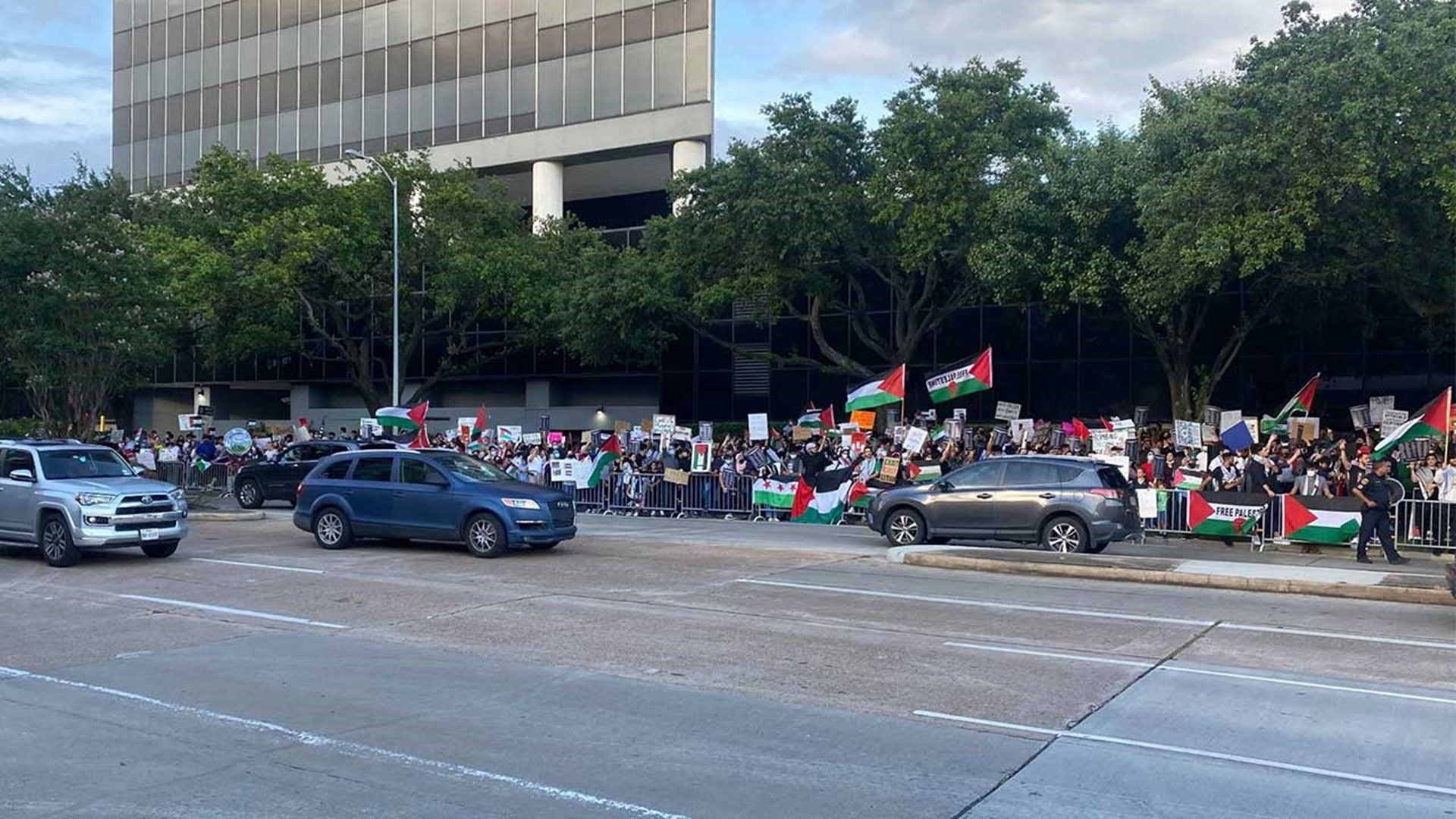 Large crowd gathers to protest outside Israeli consulate in Houston ...