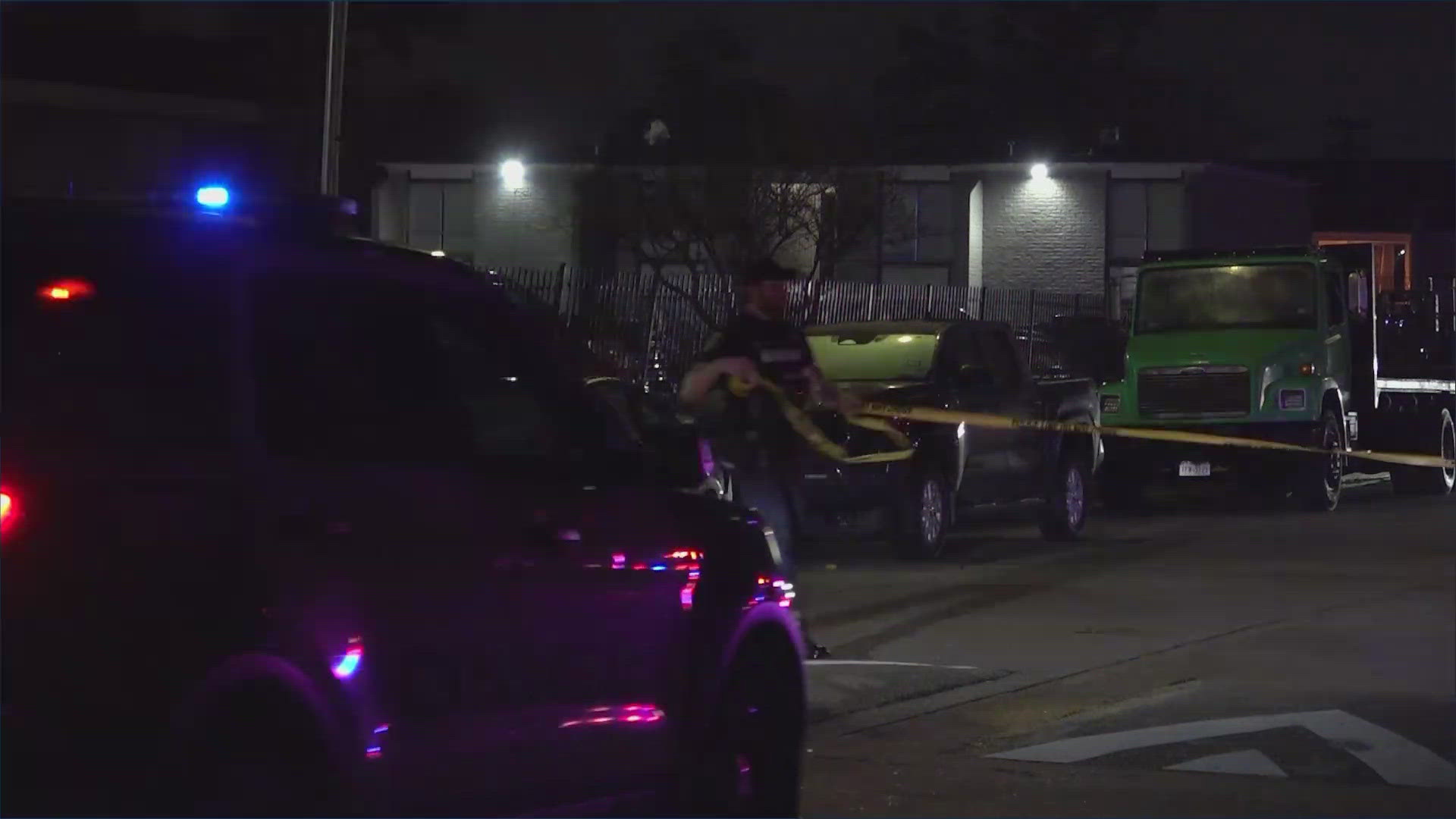 Man shot in leg after seeing woman getting robbed, trying to intervene ...