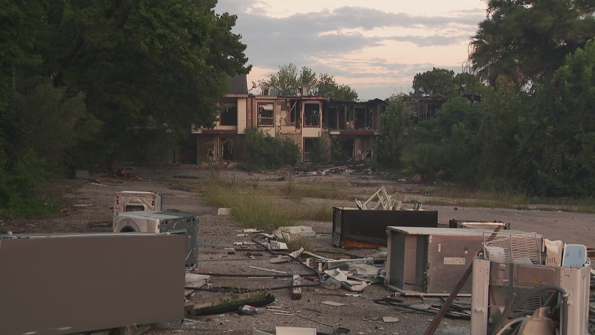 Houston firefighters battle fire at vacant apartment complex | khou.com