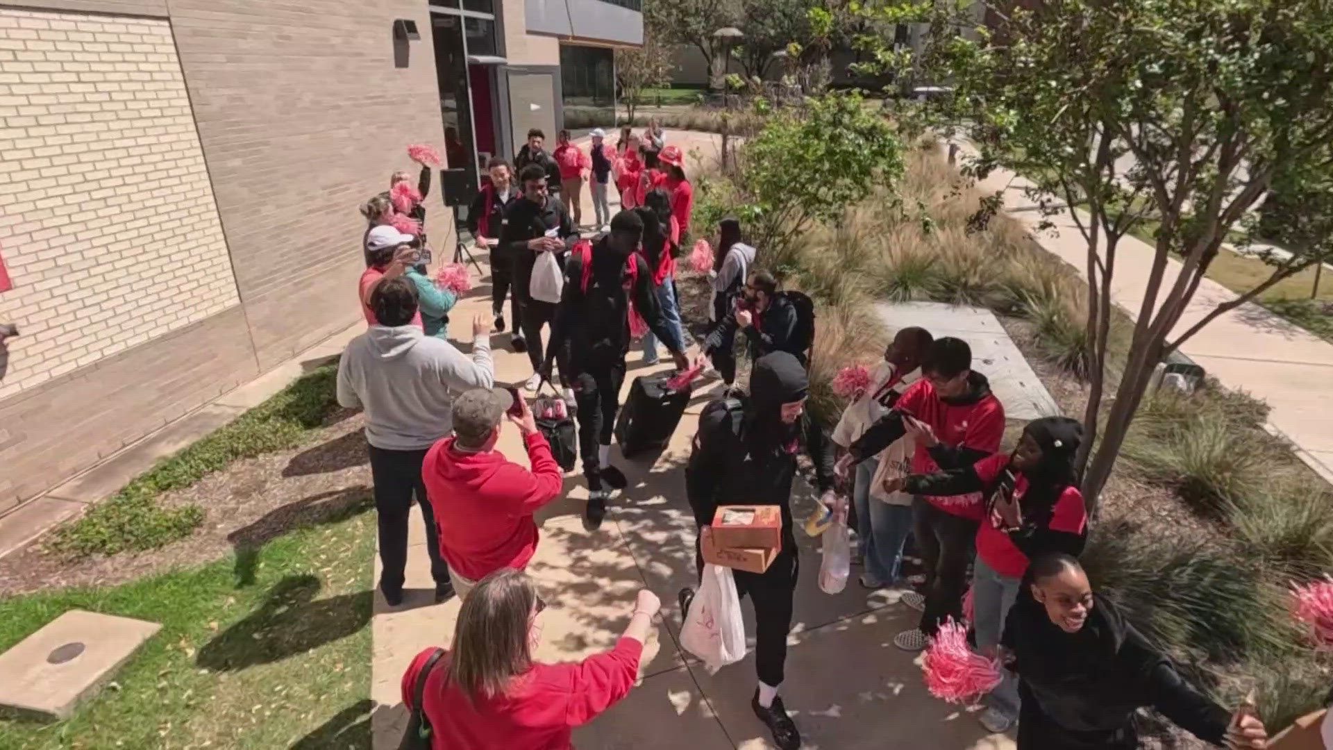 Fans send off UH men's basketball team as they head to NCAA Tournament ...