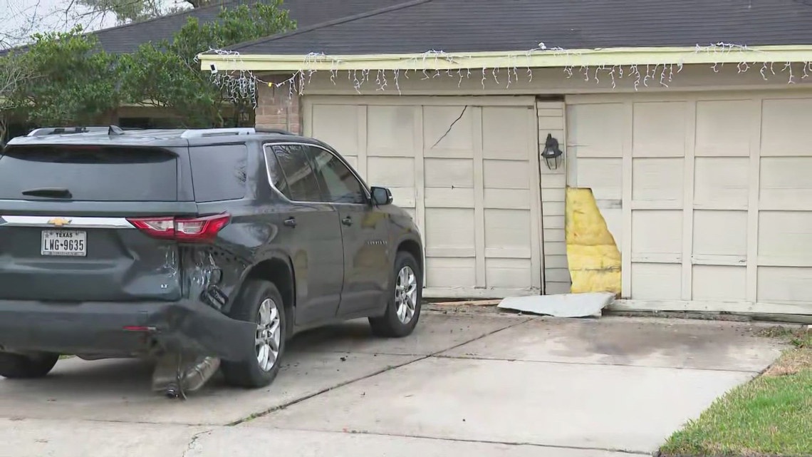 19-year-old crashes car into garage and dies after he was shot in ...