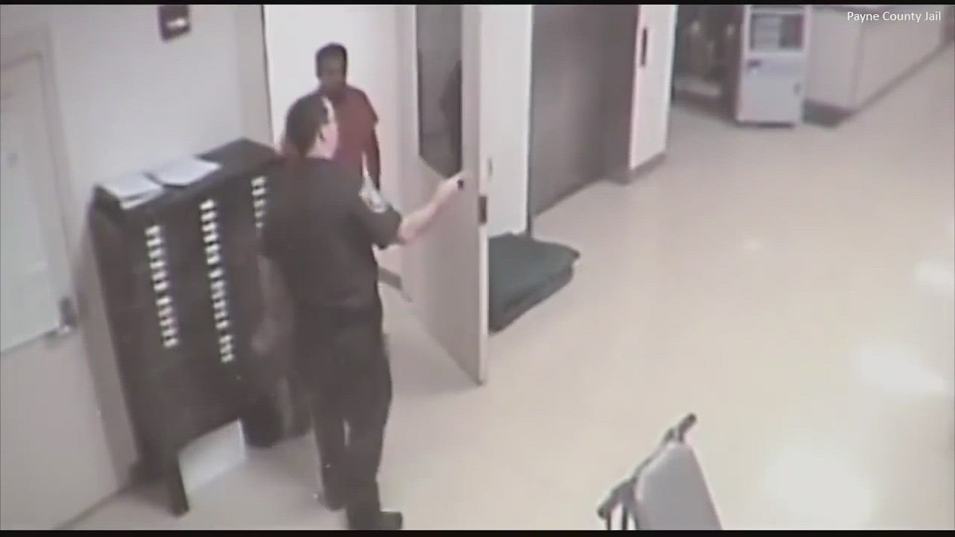 WATCH: Good inmate steps in to help save jailer | khou.com