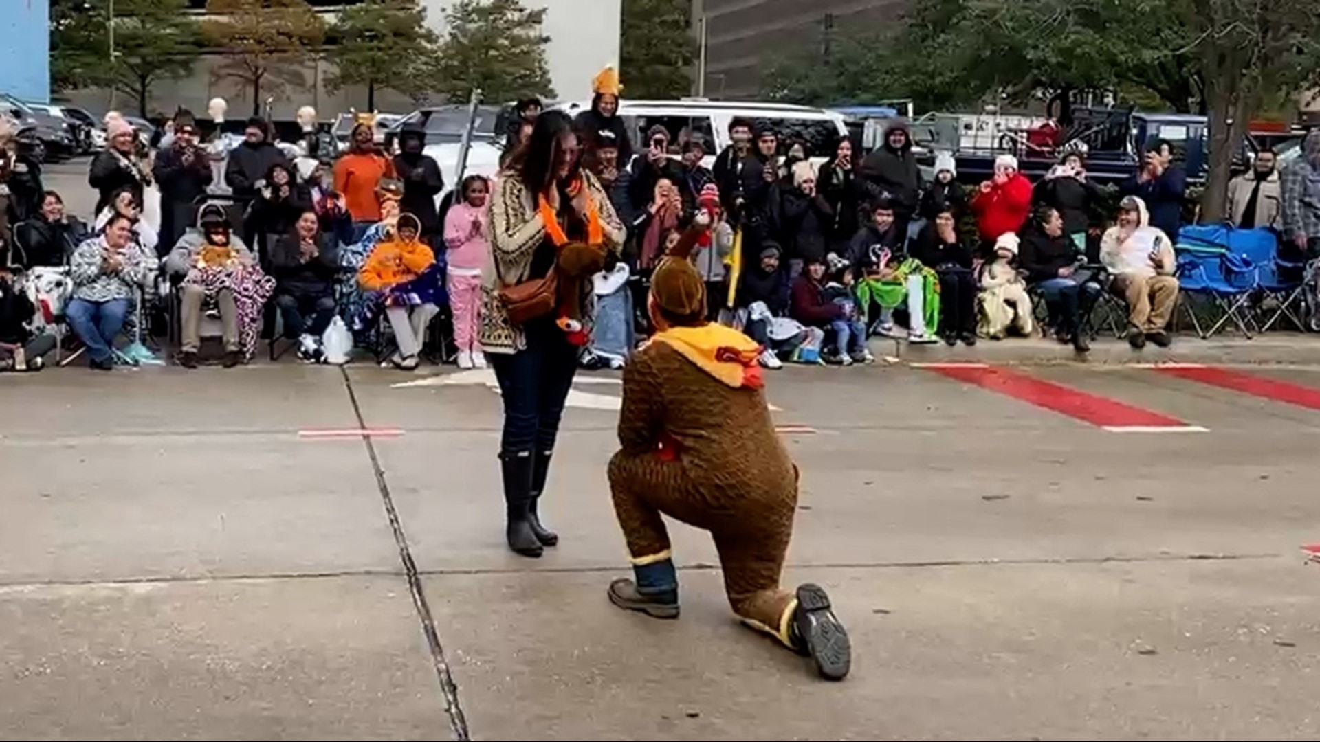 Man dressed as turkey proposes at Houston's H-E-B Thanksgiving Day ...