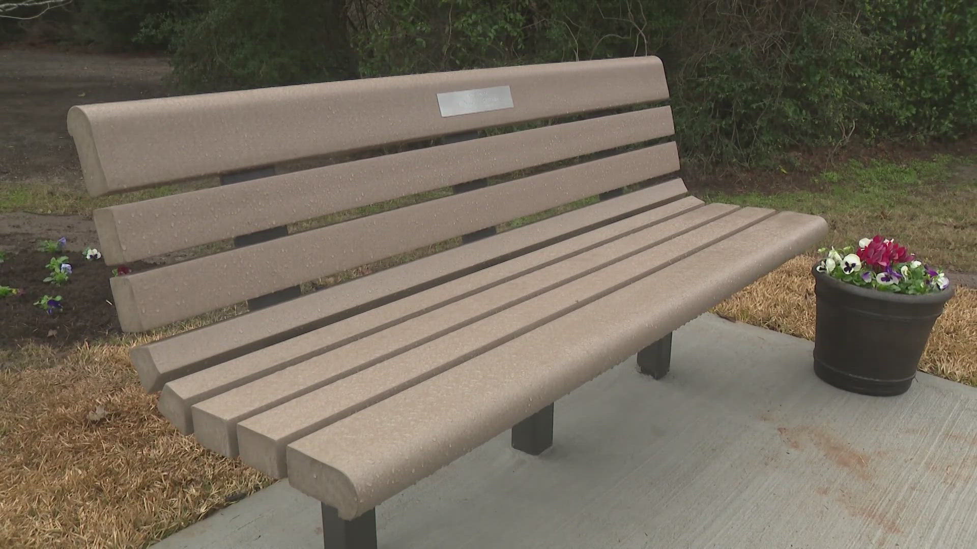 Park bench dedicated to Liz Barraza | khou.com