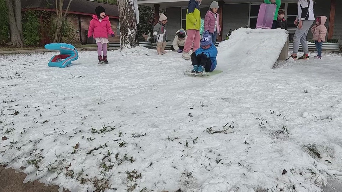 Winter wonderland | Houston family buys snow machine and the block goes ...