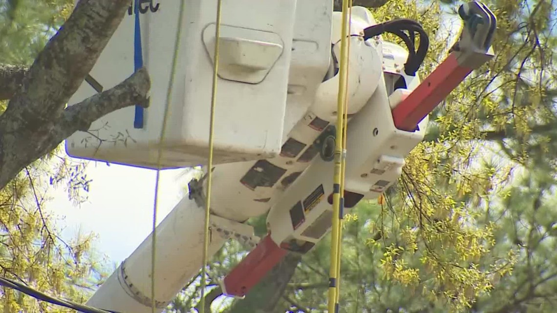 Tree trimmer electrocuted while working job in Harris County | khou.com