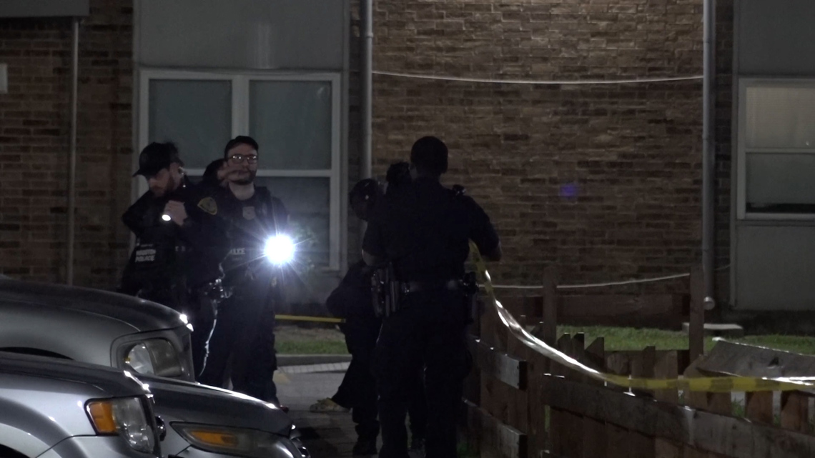 HPD: Girl hurt after shootout outside Houston apartment complex | khou.com