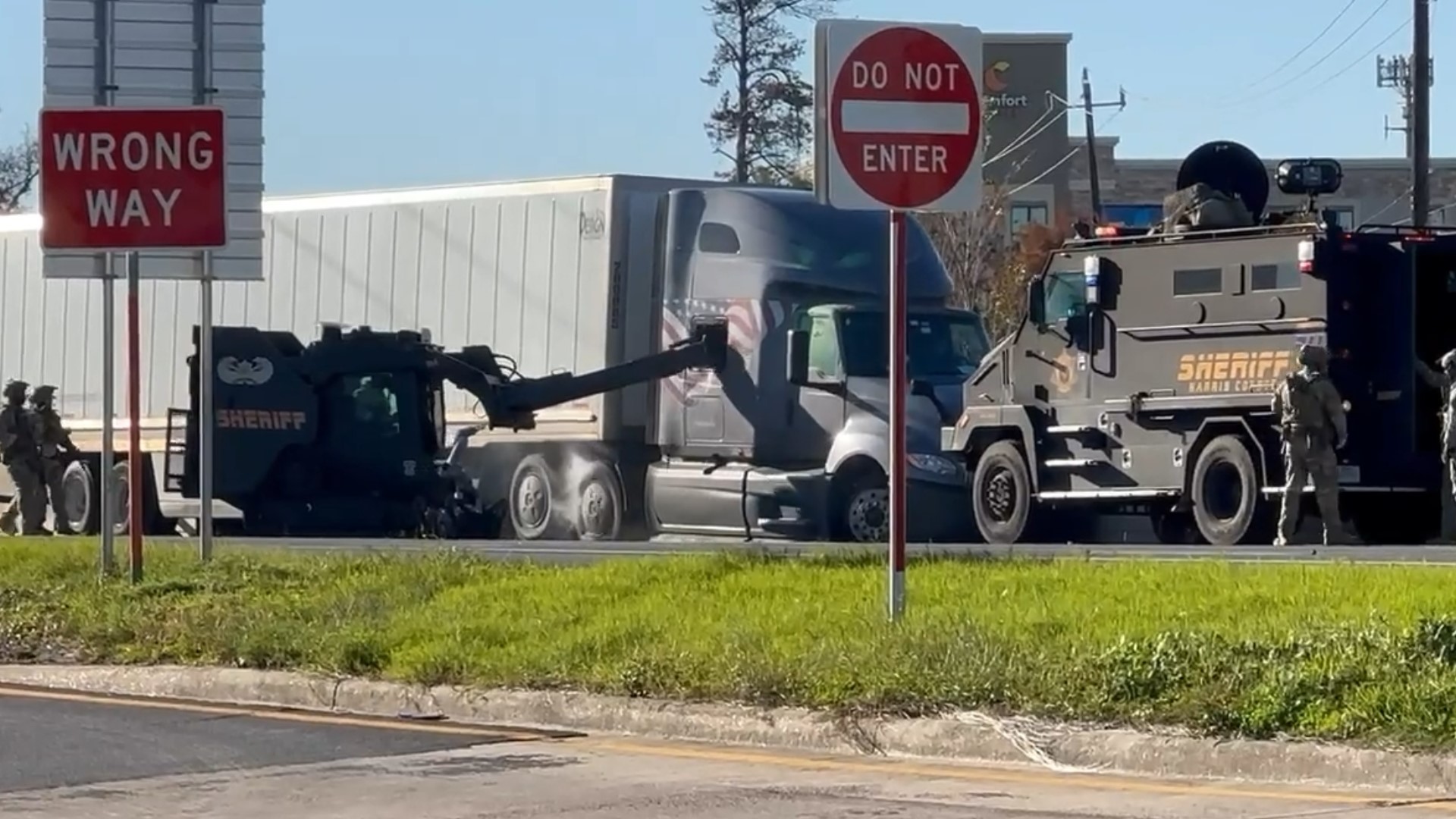 Video shows SWAT team work to get big rig driver out of cab after chase ...