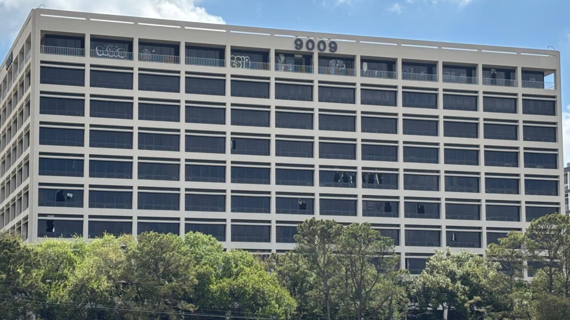 Neighbors raise safety concerns over abandoned building off West Loop ...