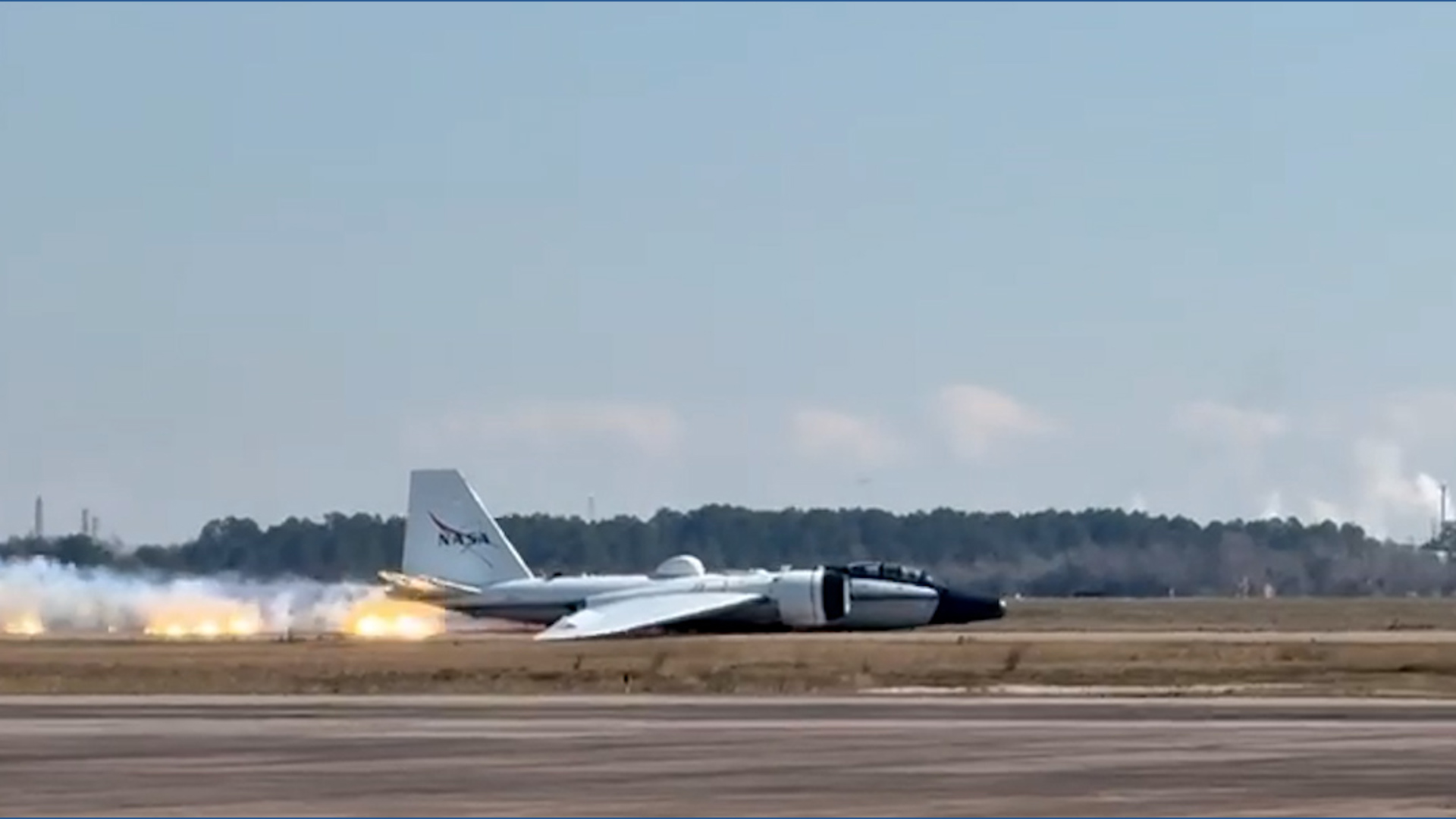 Video shows NASA plane make belly landing at Ellington Airport | khou.com