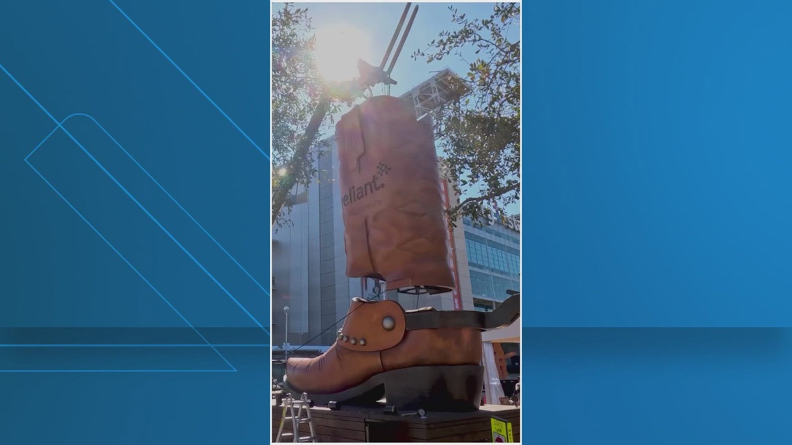 Time lapse of giant cowboy boot going up at RodeoHouston | khou.com