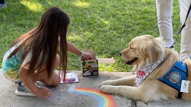 Uvalde shooting: Therapy dogs provide comfort to community | khou.com