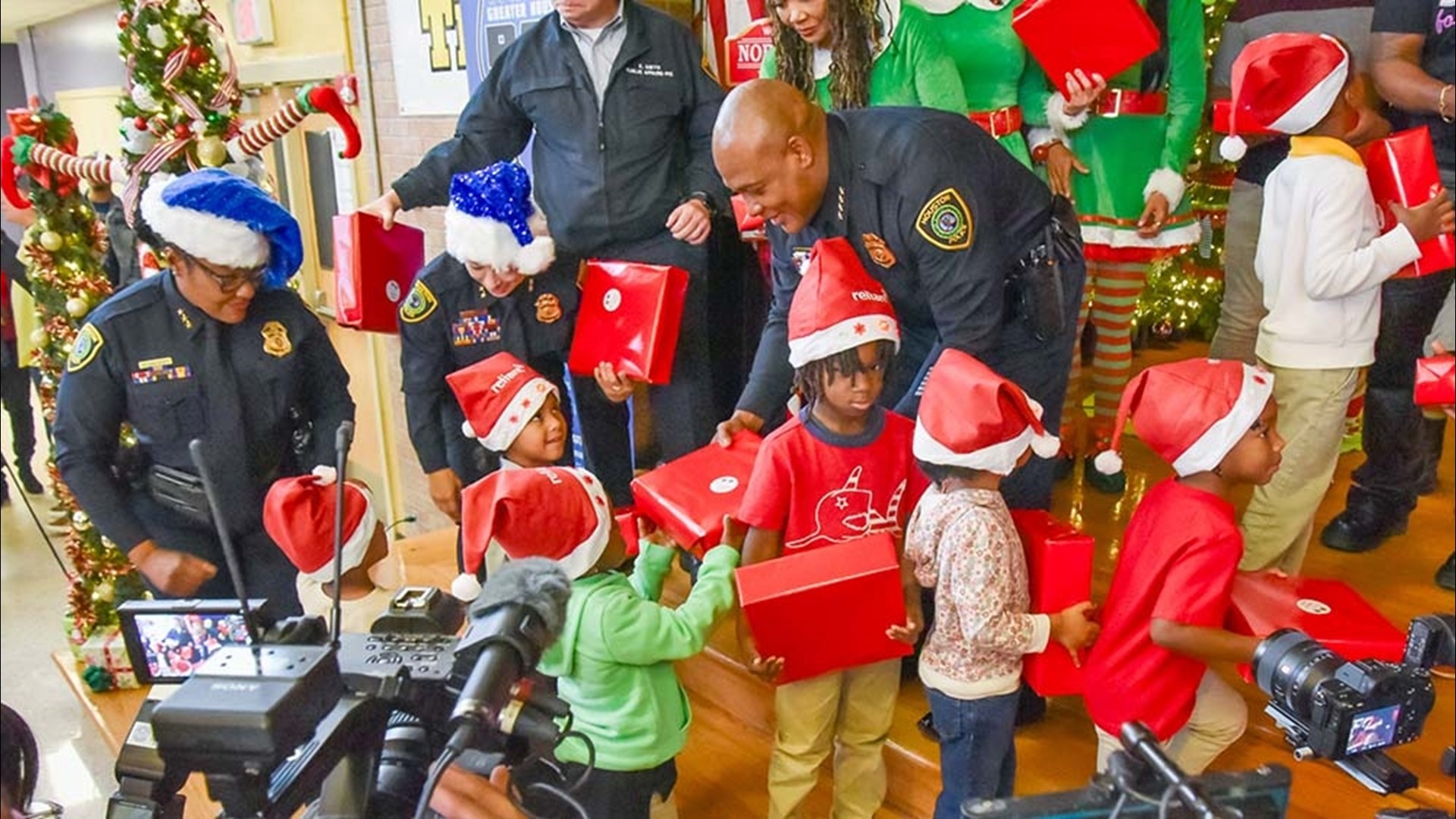 Houston, Texas: Santa delivers toys to kids at Young Elementary | khou.com
