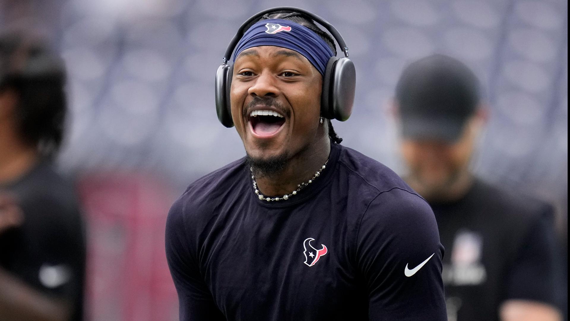 Texans Stefon Diggs calls shot, then throws perfect pregame pass | khou.com
