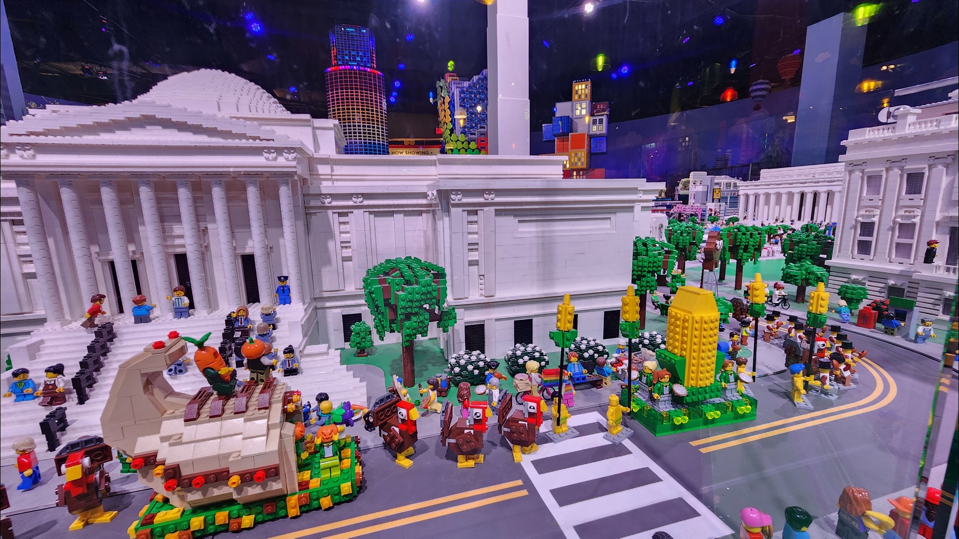 Artists create miniature Thanksgiving parade with 21,000 LEGOs | khou.com