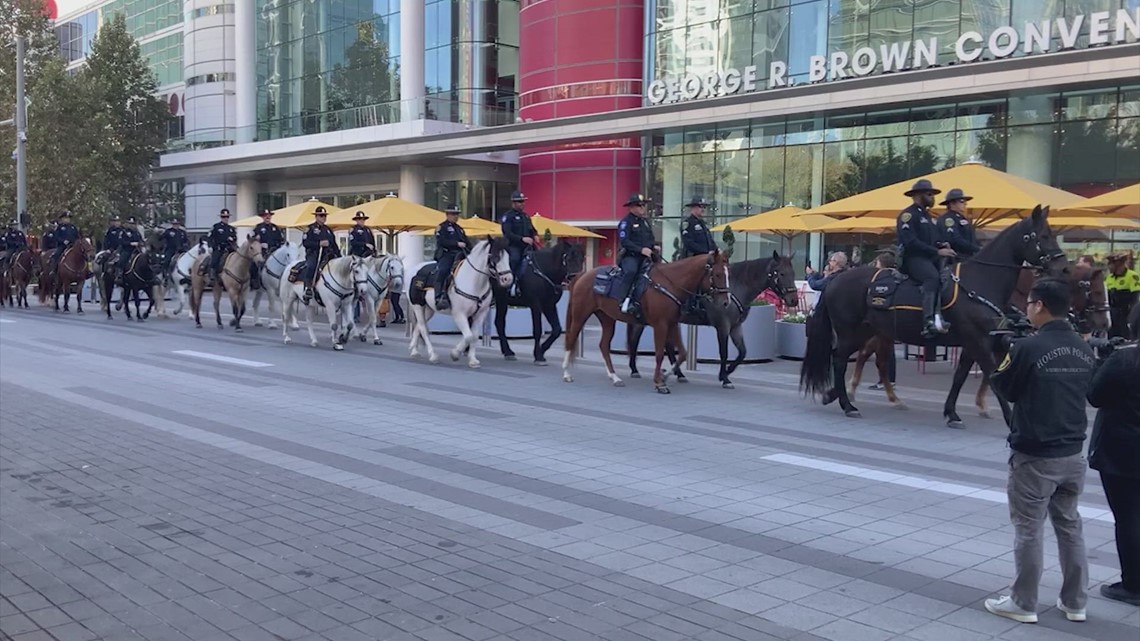 HPD graduates new class of mounted patrol officers | khou.com