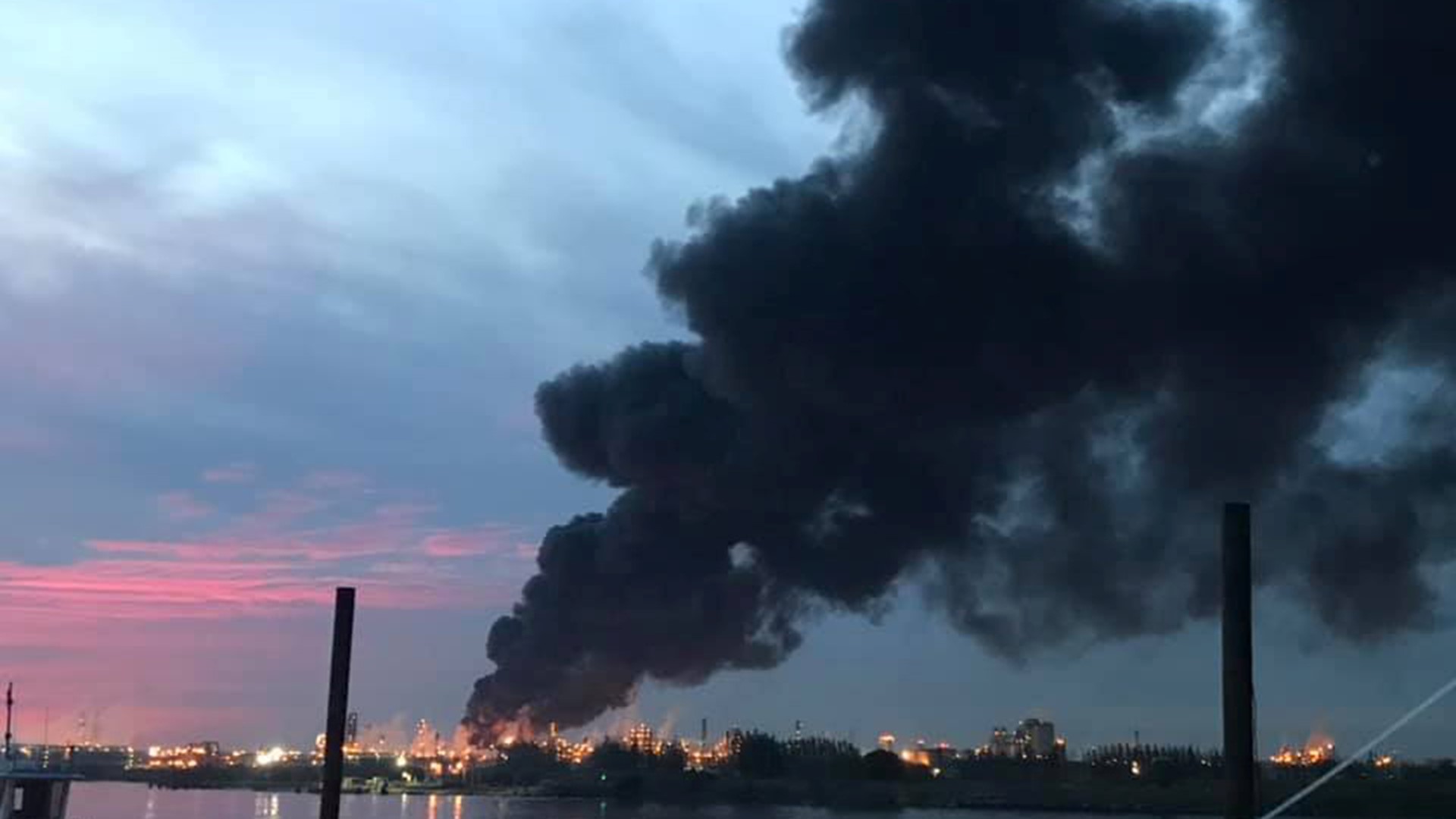 Texas plant fire: Tanks still burning on Day 3 of Deer Park ITC fire ...