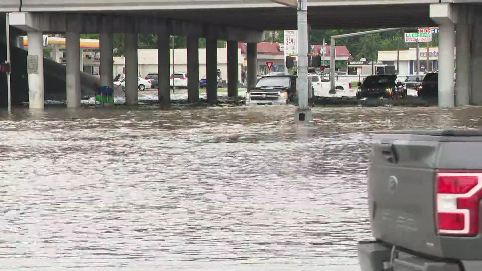 White Oak Bayou flooding shuts traffic, rescues driver near Studemont ...