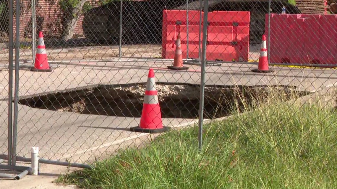 Sinkhole about 24 feet deep shuts down Fondren Rd. in W. Houston | khou.com