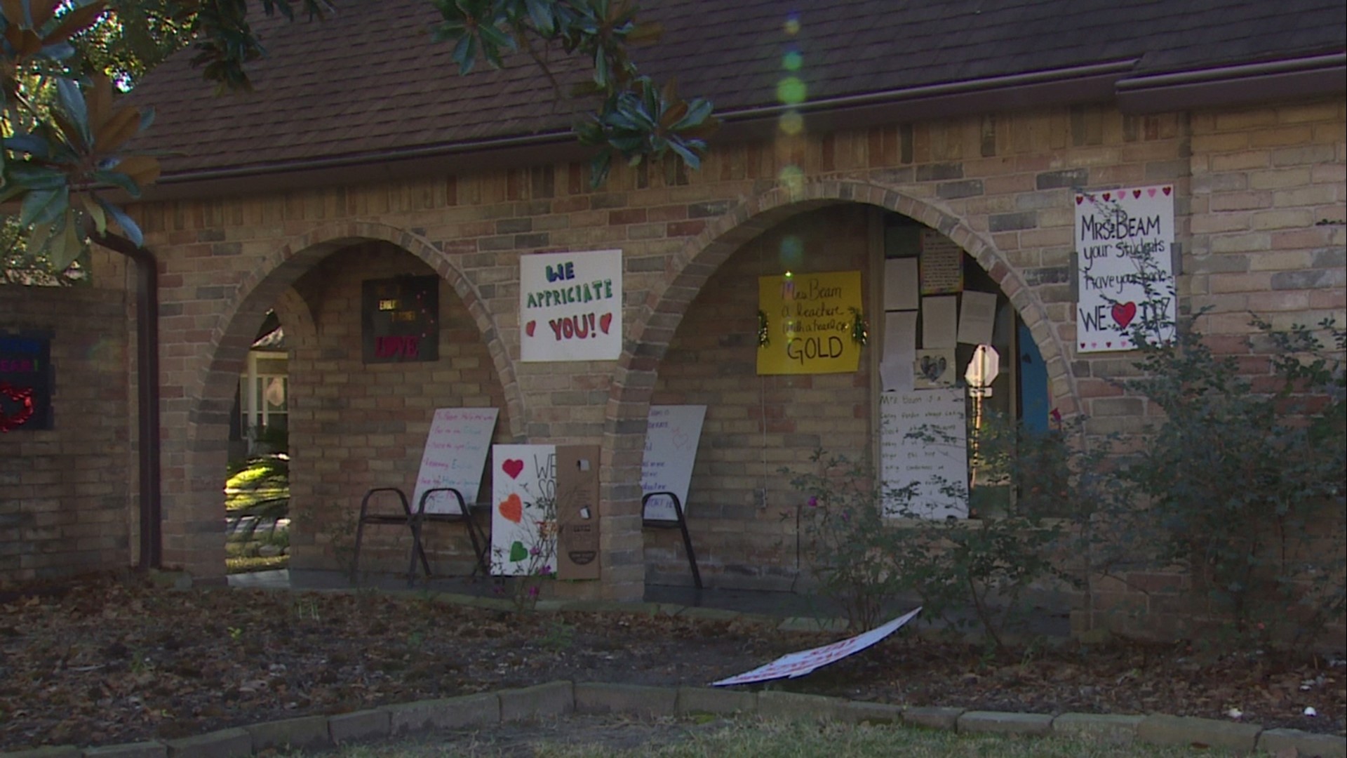 Students show support for teacher accused of putting son in trunk ...