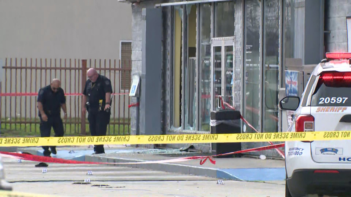 Deputies investigate after man found dead in Harris County parking lot ...