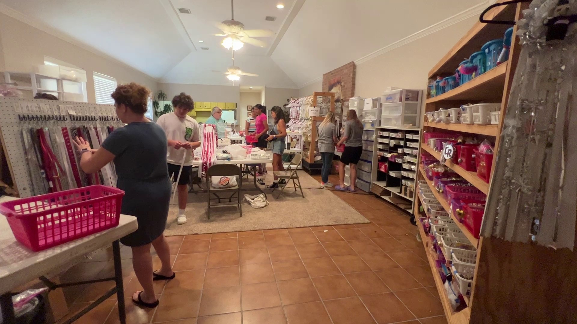 Texas-sized homecoming mum tradition fuels women-owned small biz | khou.com