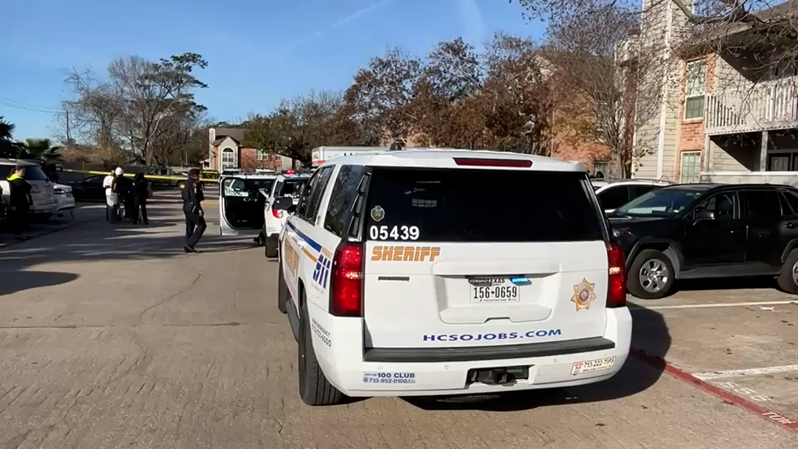 Woman finds boyfriend fatally shot on front porch at east Harris County ...