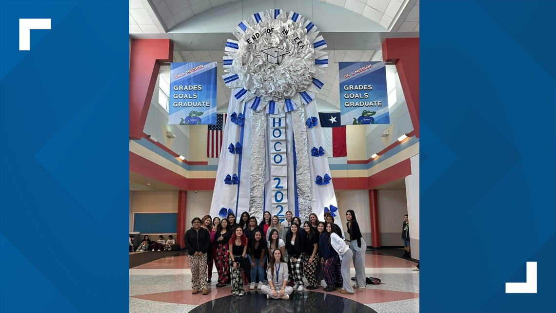 Texas | Dickinson High School homecoming mum measures 28 feet | khou.com