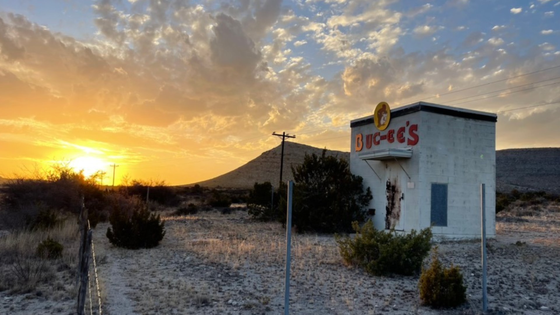Buc-ee's art installation pops up in West Texas | khou.com