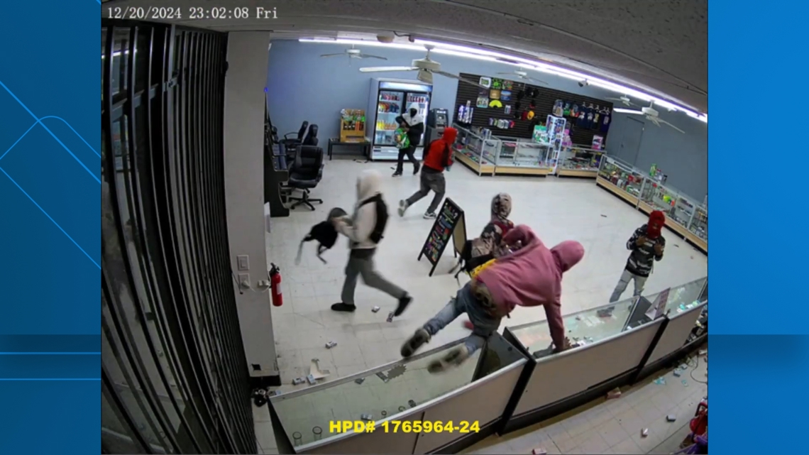Surveillance video: 7 teens rob Houston smoke shop | khou.com