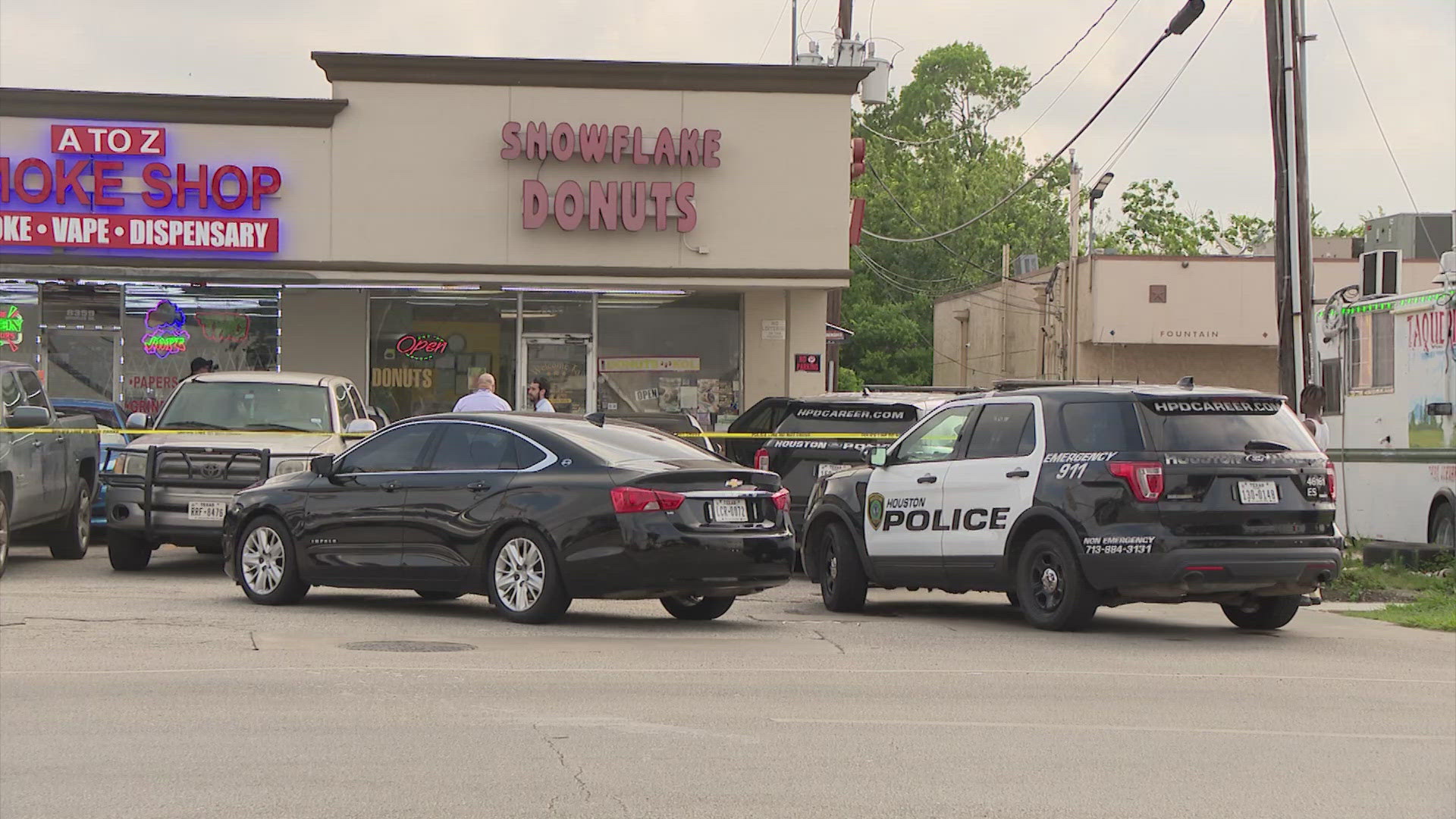 Suspect killed in armed robbery at Snowflake Donuts on Winkler Drive ...