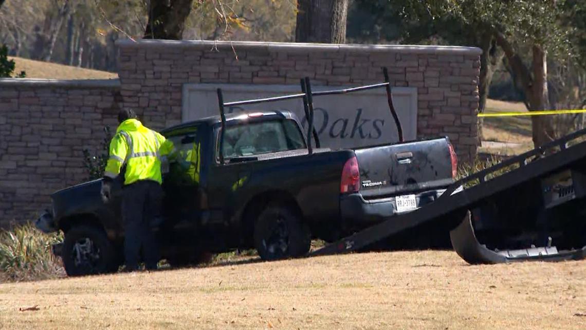 Body found in submerged vehicle in golf course pond off Bay Oaks ...