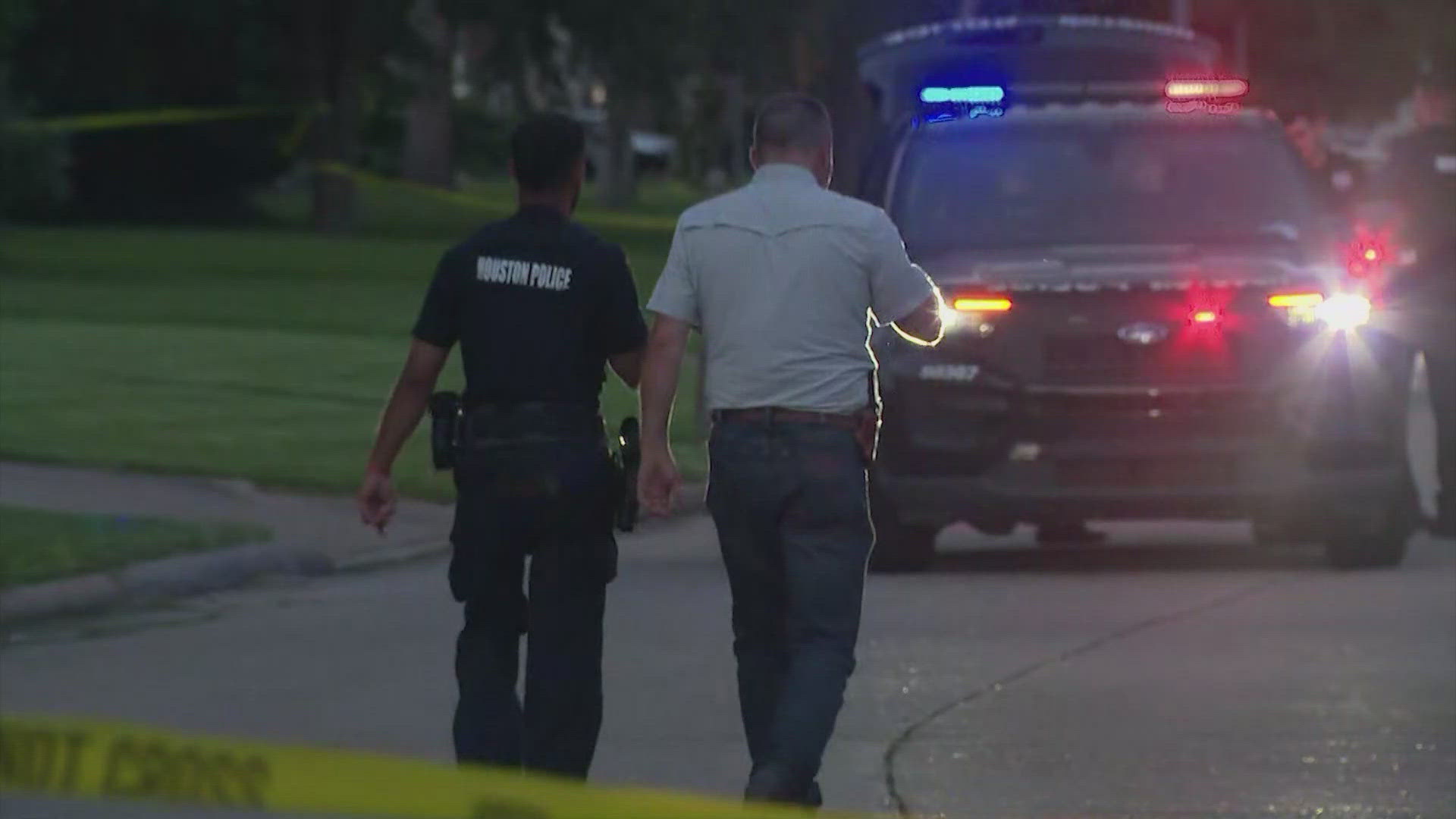 Houston officer shoots armed suspect after foot chase on Westheimer ...