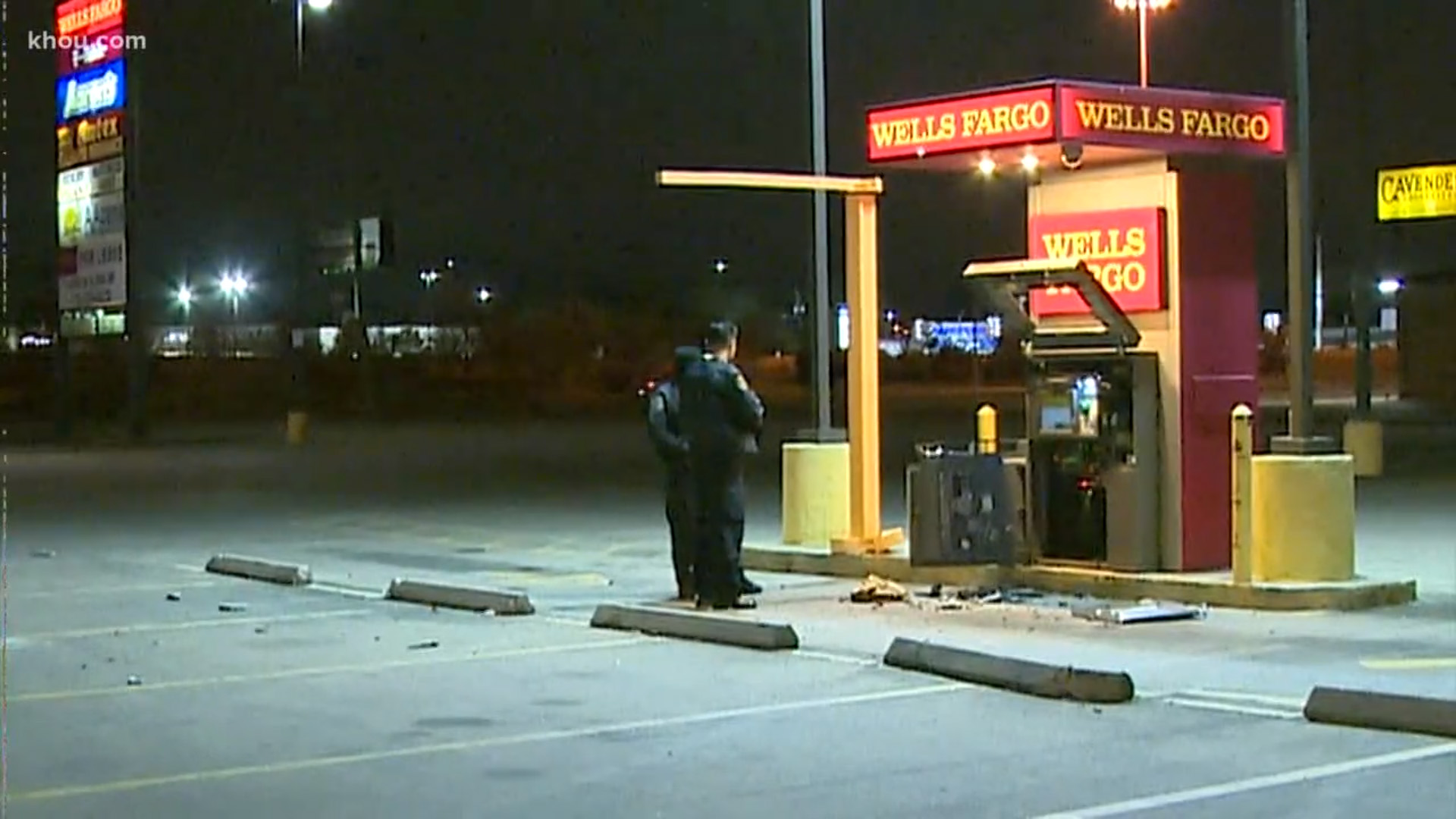 Thieves use U-Haul to smash ATM | khou.com