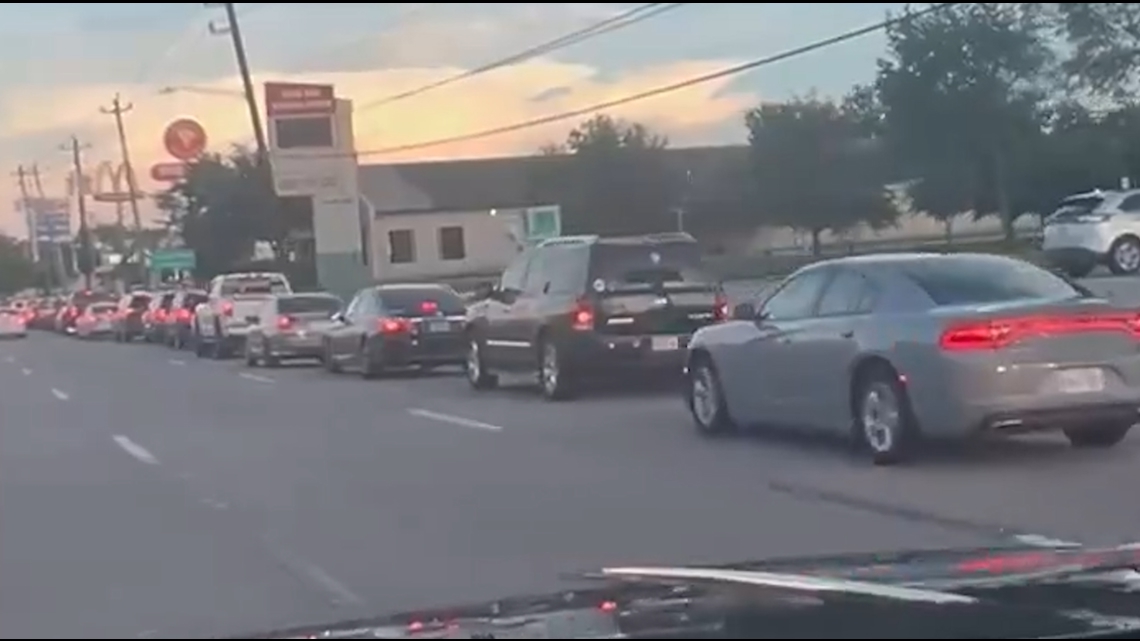 Incredibly long lines seen at Houston fast food restaurants post-Beryl ...
