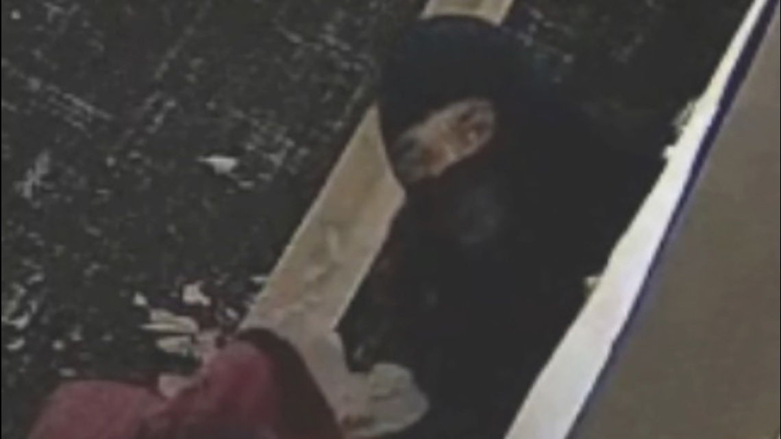 Suspect steals $120K in jewelry from Houston Zales store | khou.com