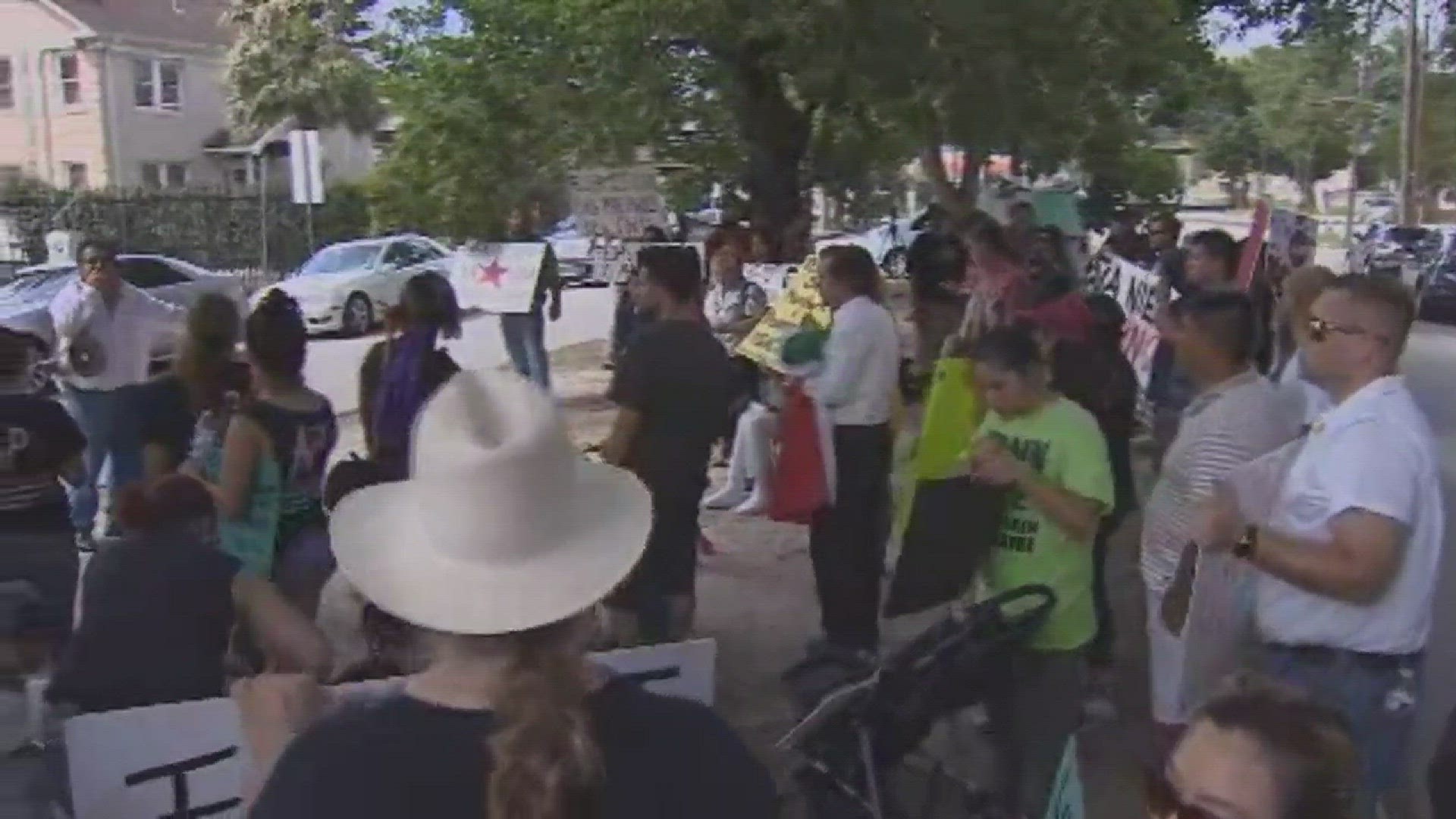 Houstonians protest violence in Oaxaca during rally | khou.com