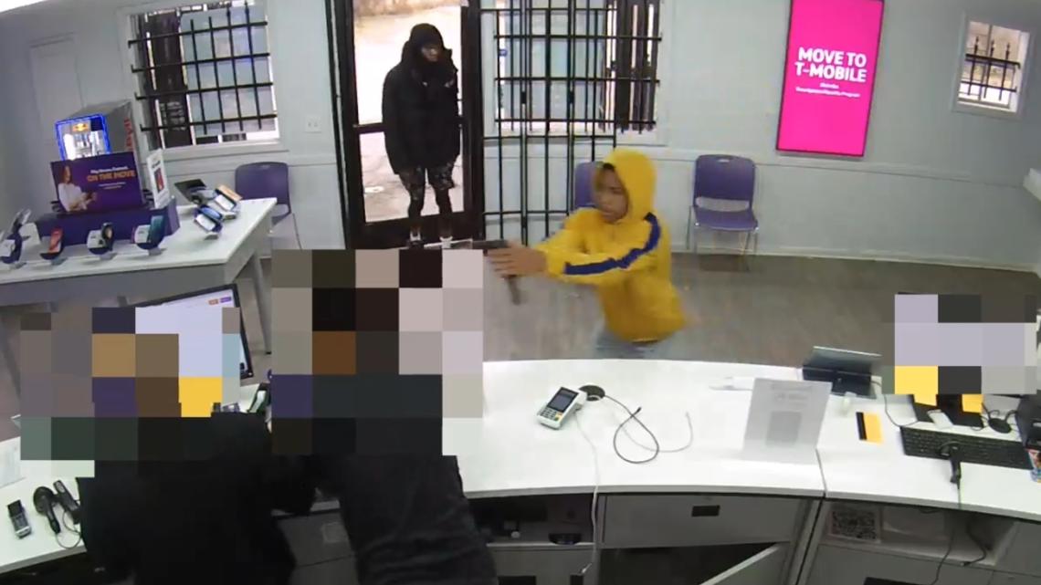 Houston crime: Shots fired during cell phone store robbery, employee ...