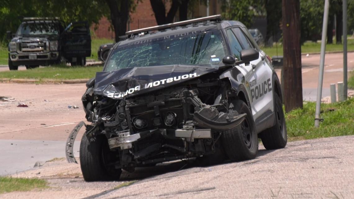 HPD: Crash involving Houston police unit sends 3 to hospital | khou.com