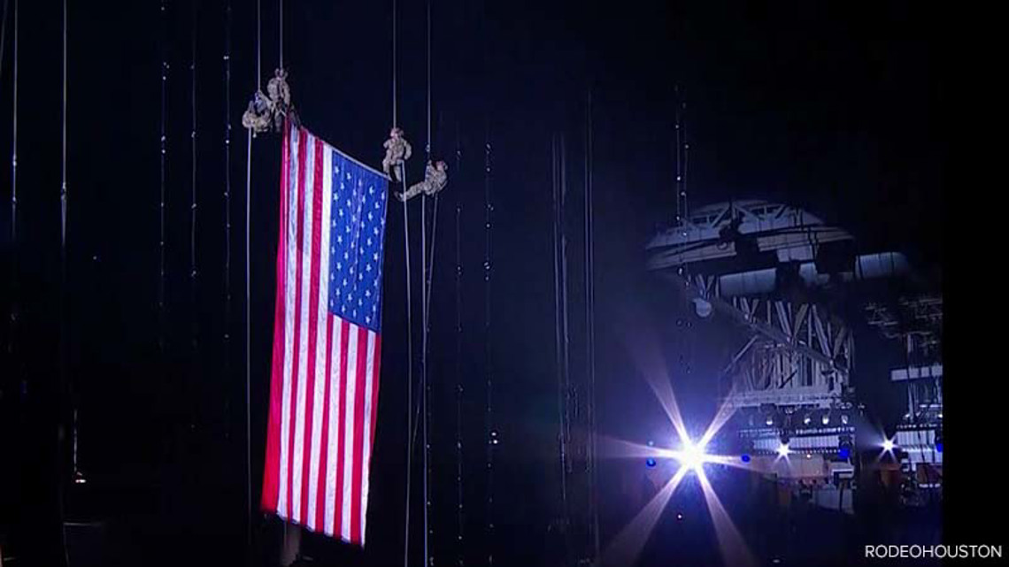 Watch dramatic entrance of Special Forces rappel team at RodeoHouston ...