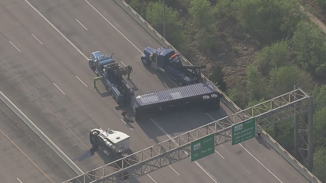 Overturned 18-wheeler blocks southbound lanes of Fred Hartman Bridge ...