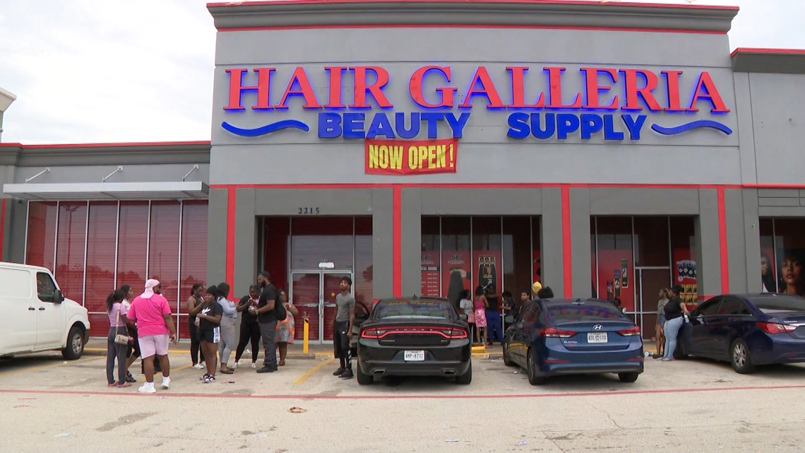 Crowd, heat shut down Hair Galleria grand opening on FM 1960 | khou.com