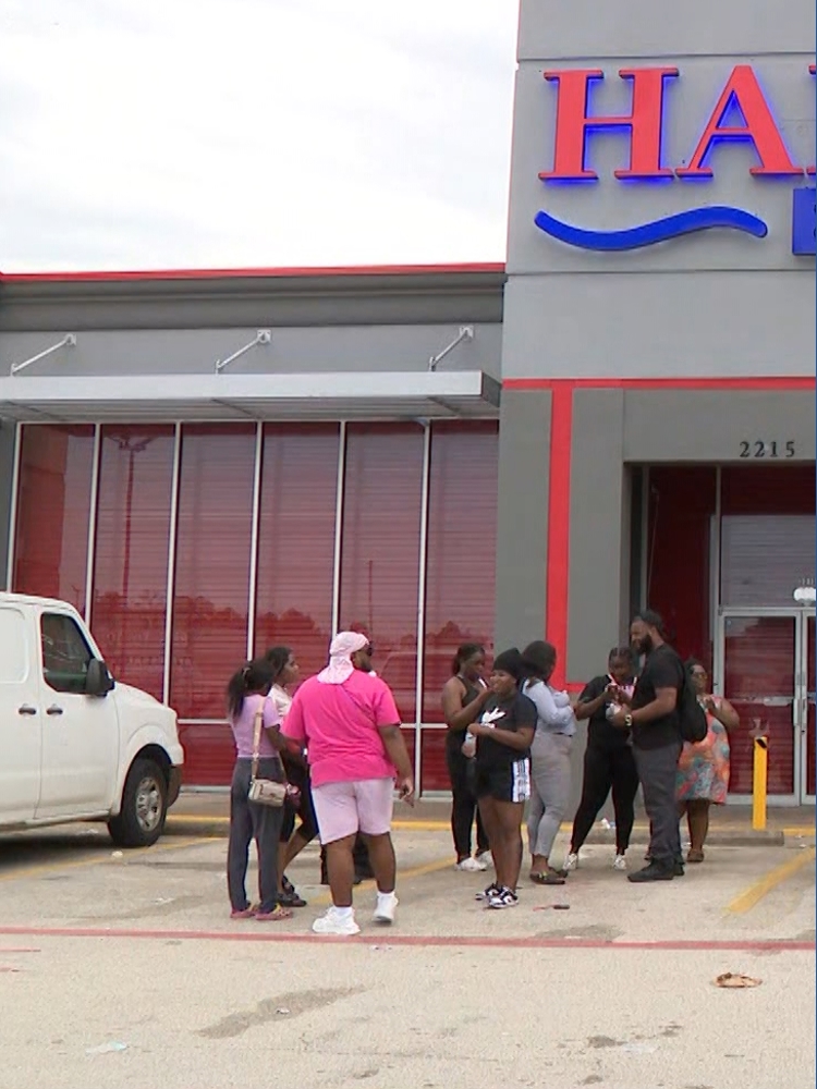 Crowd, heat shut down Hair Galleria grand opening on FM 1960 | khou.com