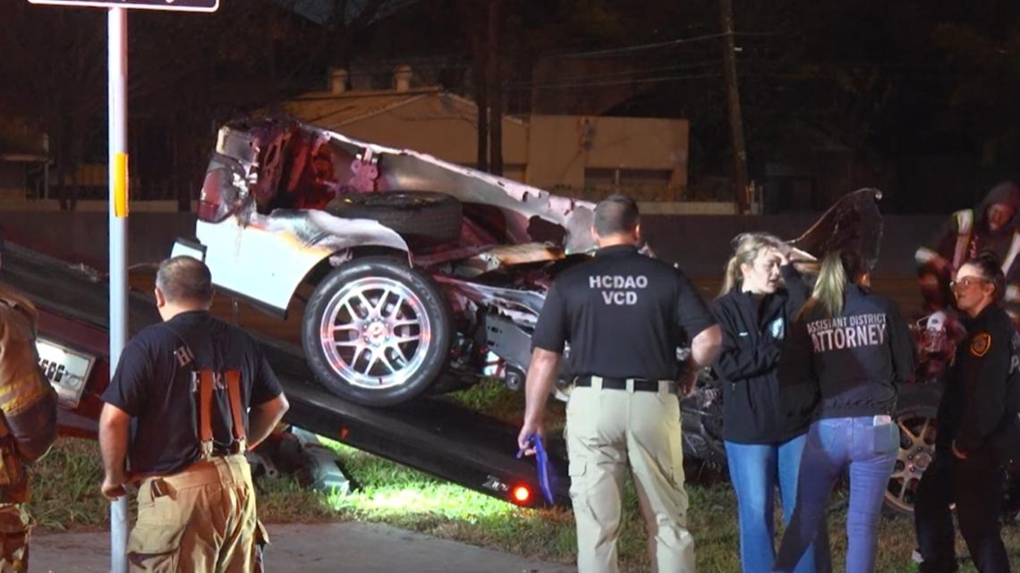 2 teens killed in fiery crash on South Loop | Passerby rescued driver ...