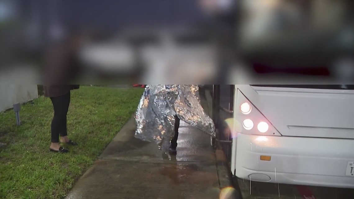 Texas border updates: Bus with migrants arriving in Houston after Title ...