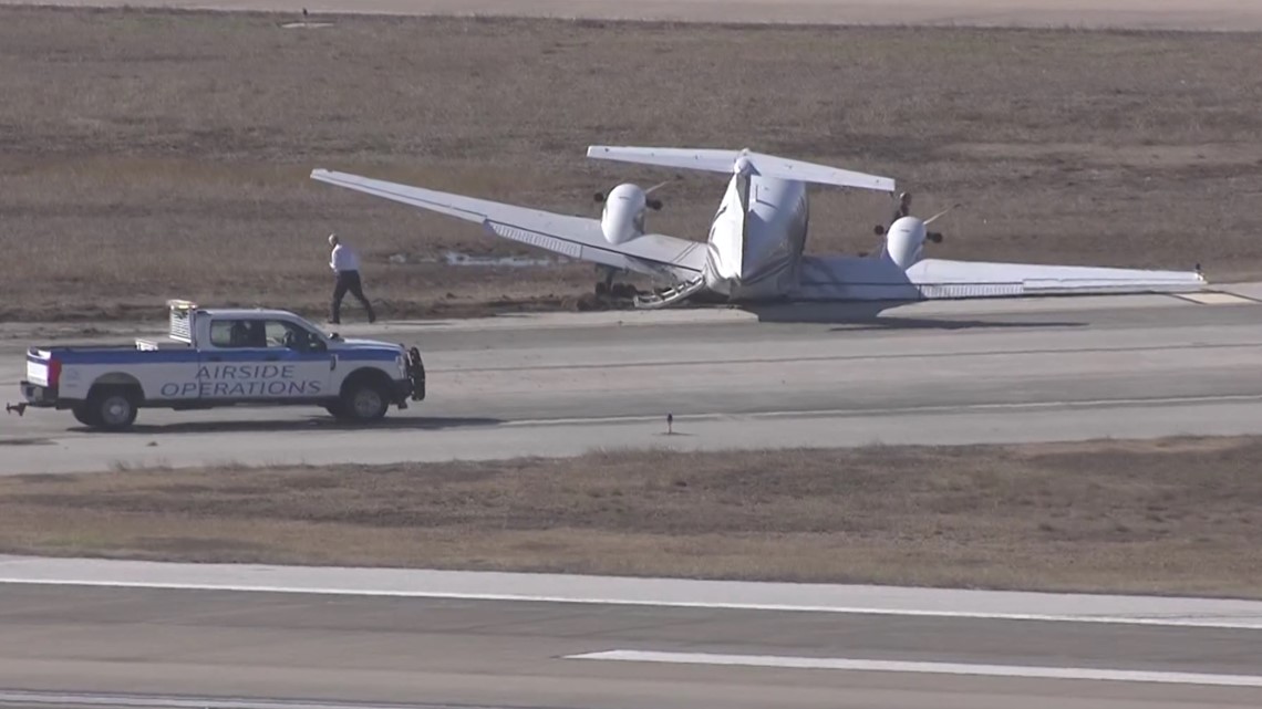 Houston news: Small plane skids off runway at Hobby Airport | khou.com