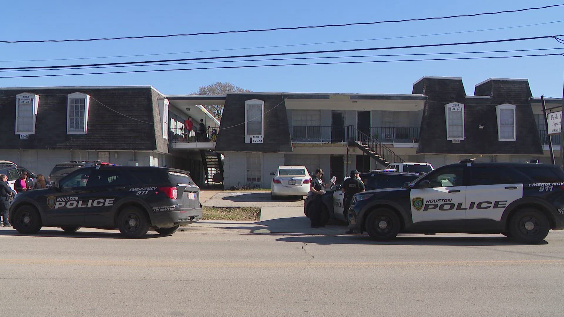 Houston police shooting: Officer exchanges gunfire with suspect ...