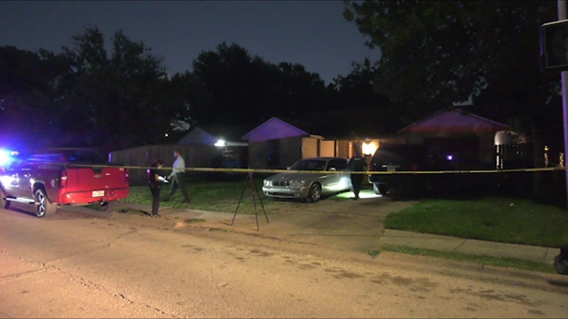 Raw video: Man shot, killed during home invasion in NW Houston, police ...